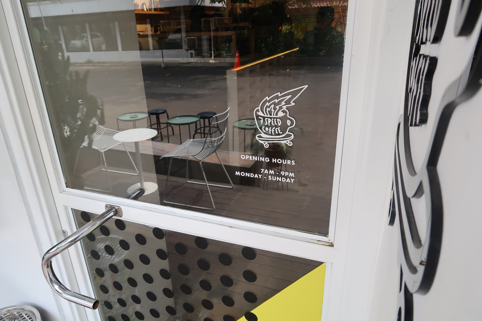 Bersepeda Menuju Kedai Kopi – Mazzeup